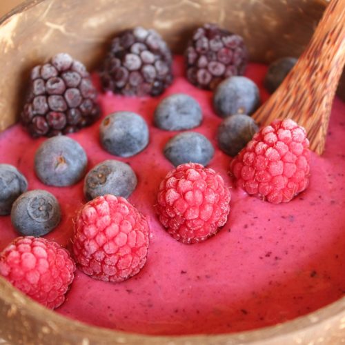 Smoothie bowl aux fruits rouges — Simple et rapide — Alexia Tiga